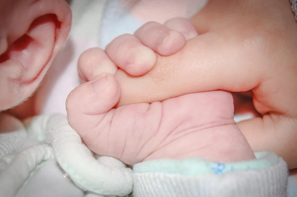 Sering Digendong, Bayi Jadi “Bau Tangan”? Mitos atau Fakta!
